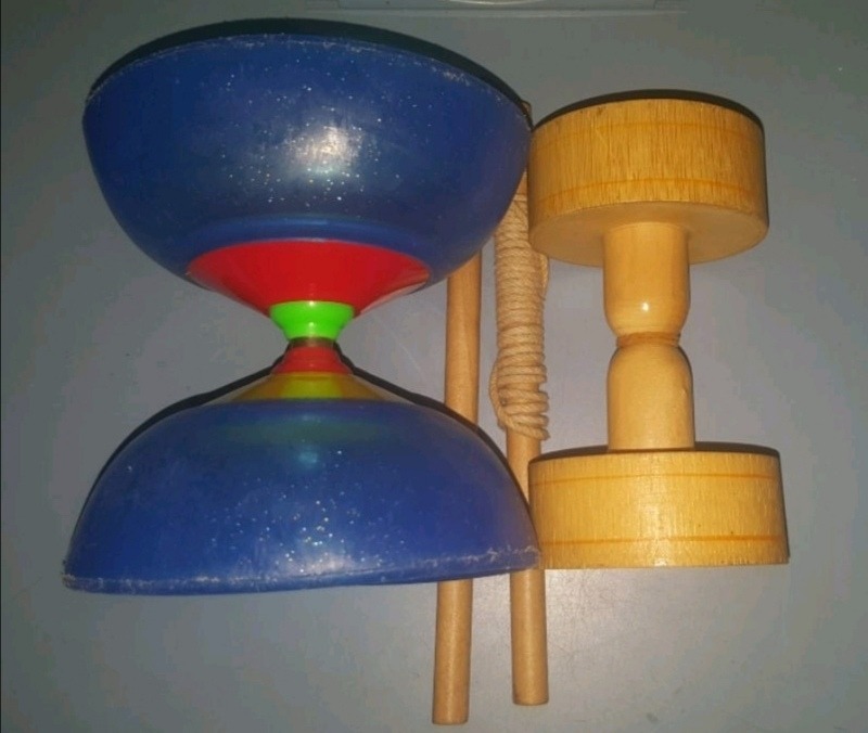 2 pcs Wooden/Plastic Diabolo toy with pair of sticks, Hobbies & Toys ...