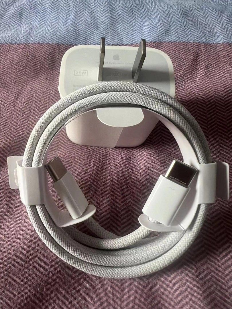 APPLE 蘋果 原廠 20W USB-C 電源轉接器+充電線 原廠盒裝 80%新 很新 很少使用, 手機及配件, 電子周邊配件及產品, 電池及充電器在旋轉拍賣