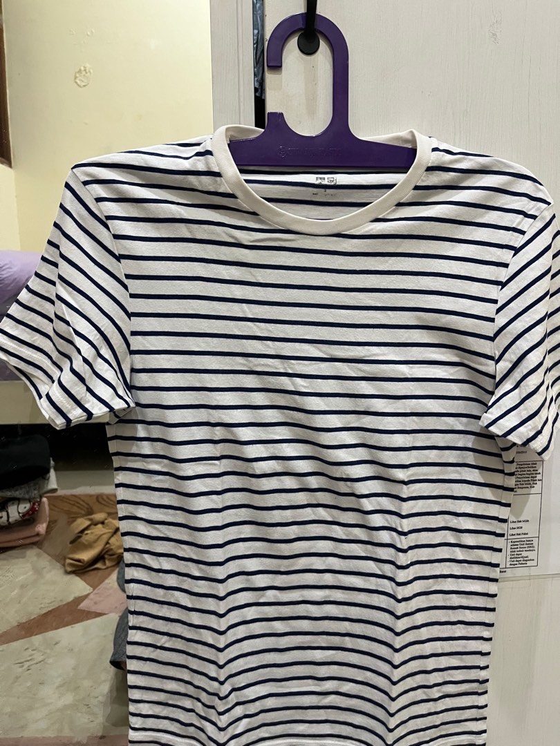KAOS UNIQLO SIZE S GARIS GARIS, Fesyen Wanita, Pakaian Wanita, Atasan ...