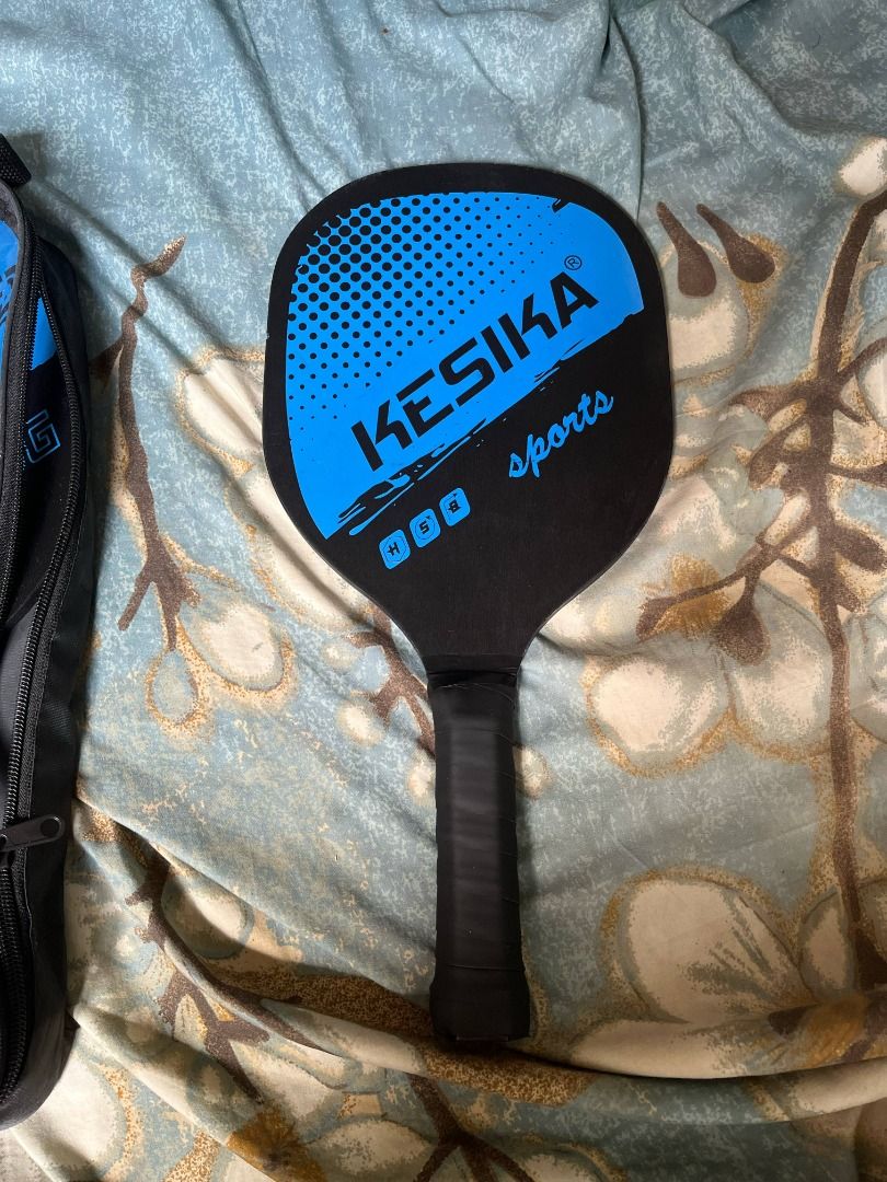 Preloved Pickleball Fiberglass Racket Set with 2 paddles and 4 ...