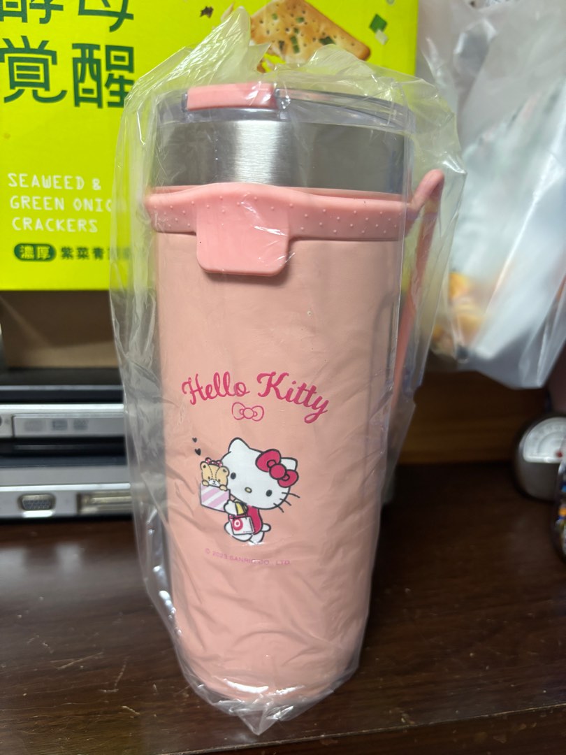 Hello Kitty 矽膠提把隨行杯 710ml 環保杯 隨行杯 不繡鋼杯 保溫杯 保冰杯（全新現貨）, 家具及居家用品, 廚具和餐具, 水杯、水壺在旋轉拍賣
