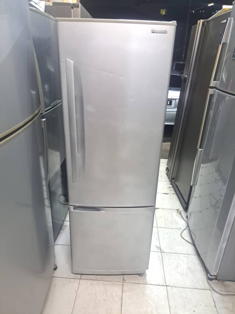Panasonic Fridge freezer 2 door good condition one month Warntey ada ...