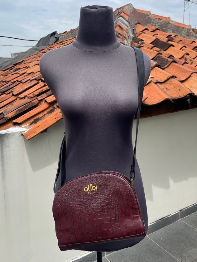 Sling Bag Alibi Maroon red Merah kulit sintetis, Fesyen Pria, Tas ...