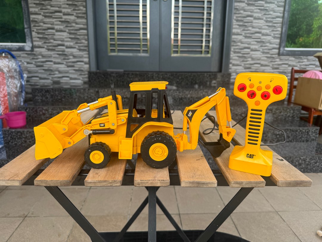 Caterpillar Backhoe Motorized Toy Tractor, Hobbies & Toys, Toys & Games ...
