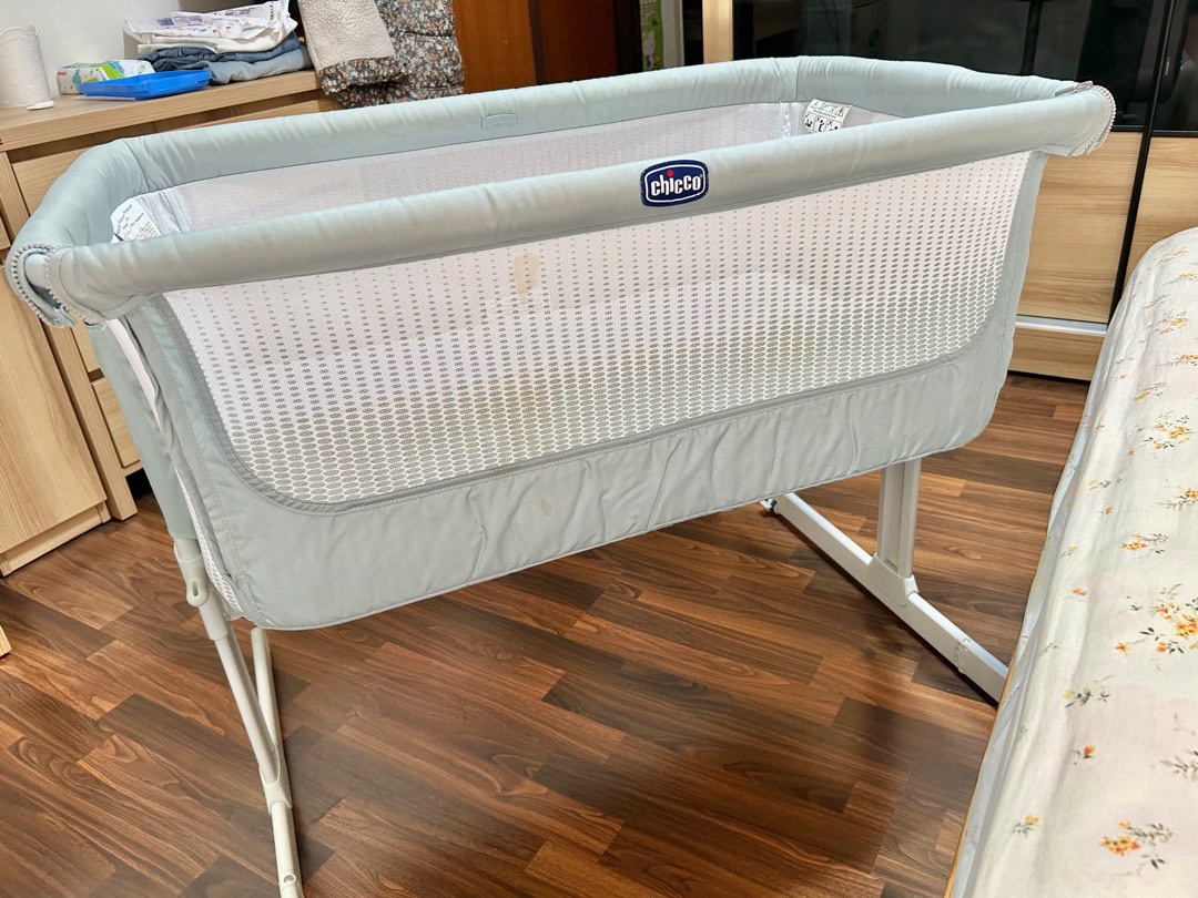 （保留muni823)Chicco床邊床 next 2 me air, 嬰兒及兒童, 兒童傢具, 嬰兒床在旋轉拍賣