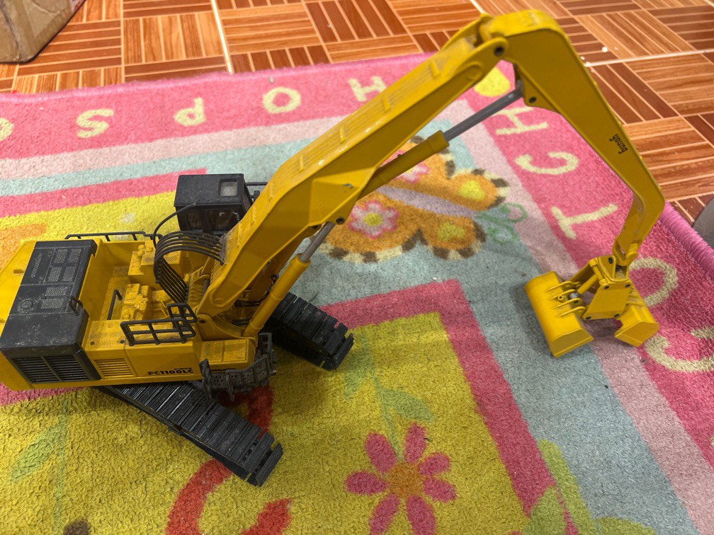 Komatsu Excavator, Hobbies & Toys, Toys & Games on Carousell