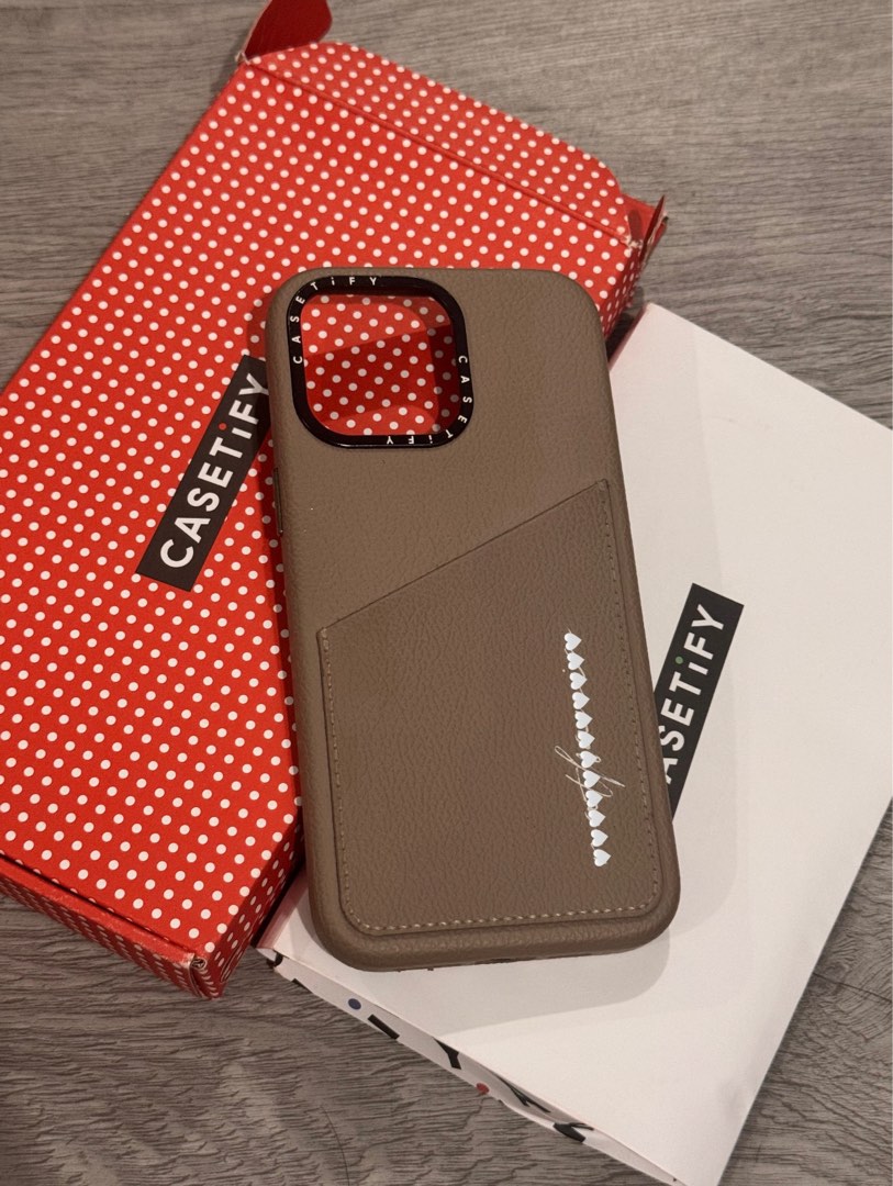 Casetify 14 Pro Max Custom Leather Card Case warna Greige, Telepon ...