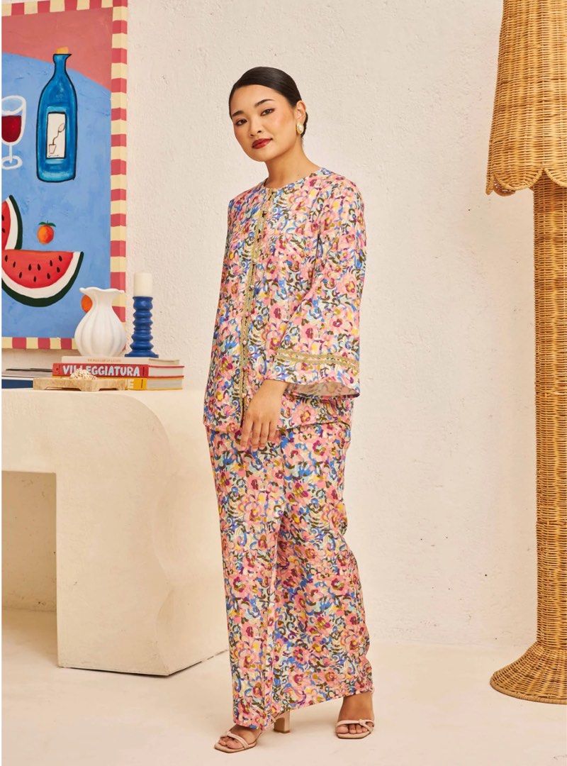 Hani Mokhta Flores Kurung Kedah in Iris, Women's Fashion, Muslimah ...