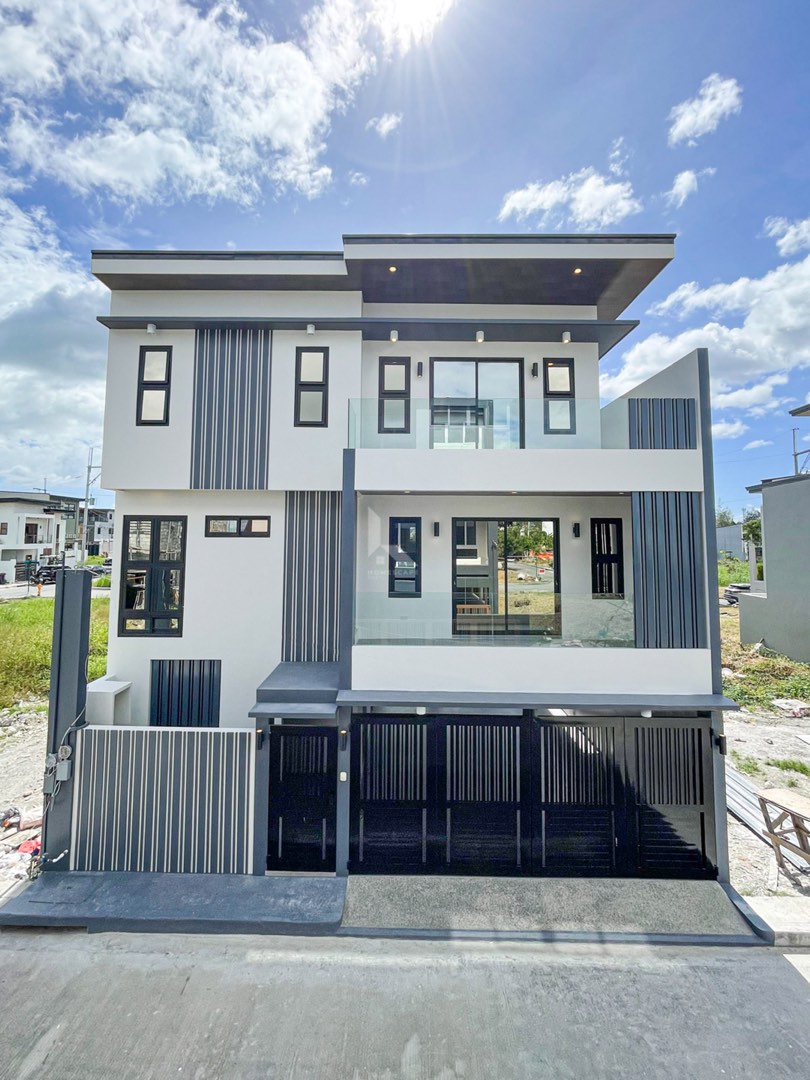 Modern House with Automated gate and 11.5kwp solor system in Greenwoods ...