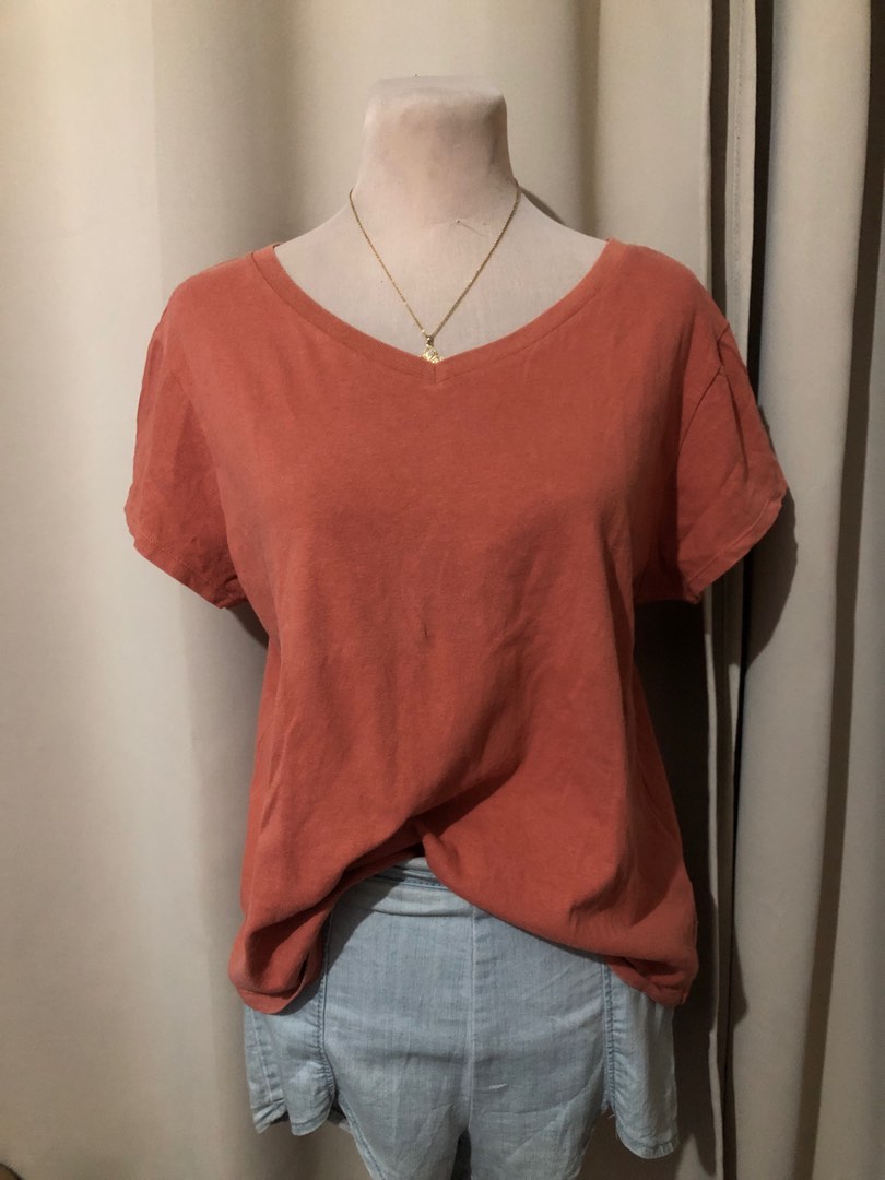 Uniqlo basic, Women's Fashion, Tops, Shirts on Carousell