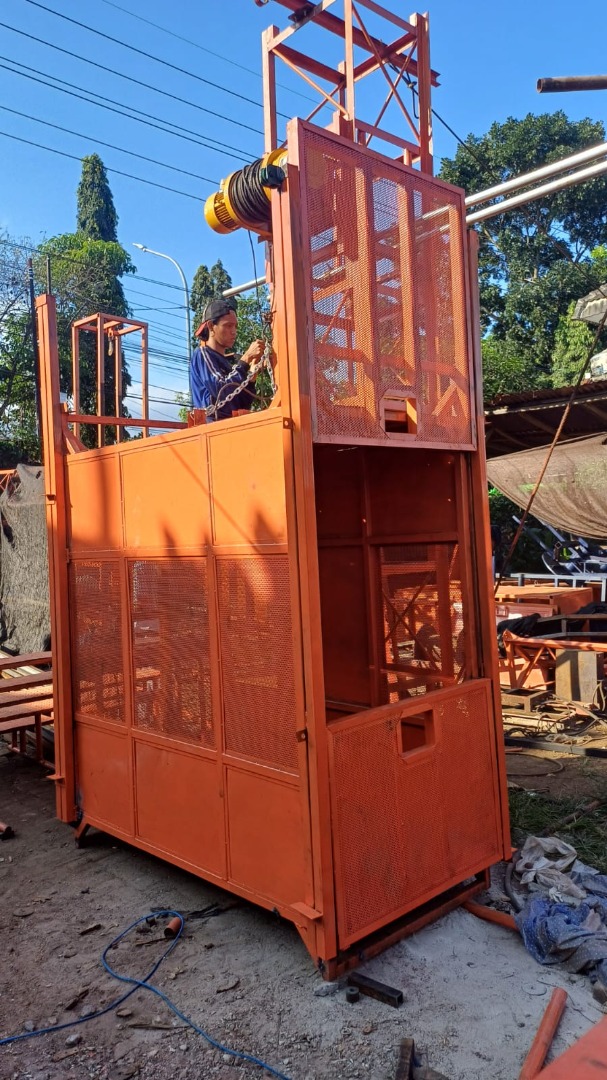 Lift Barang Proyek Konstruksi | Alimak | 1–2 Ton | Solusi Hemat & Andal ...