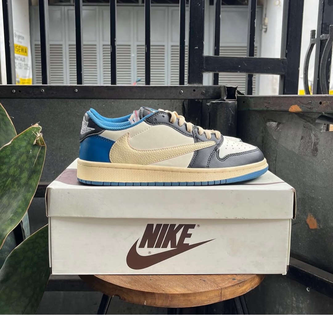 Nike Travis Scoot, Fesyen Pria, Sepatu , Sneakers di Carousell