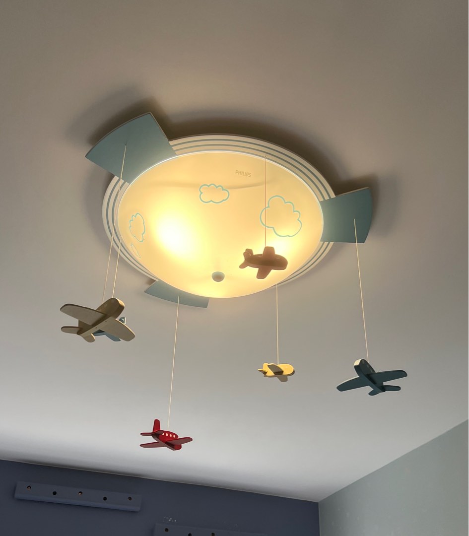 Philips ceiling light with airplanes, 傢俬＆家居, 燈飾及風扇, 燈飾 - Carousell