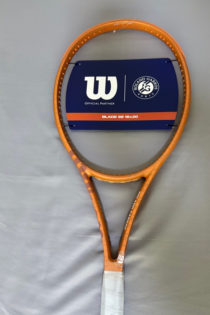 Wilson Blade 98 v8, 18x20, Roland Garros edition (L3), Sports Equipment ...