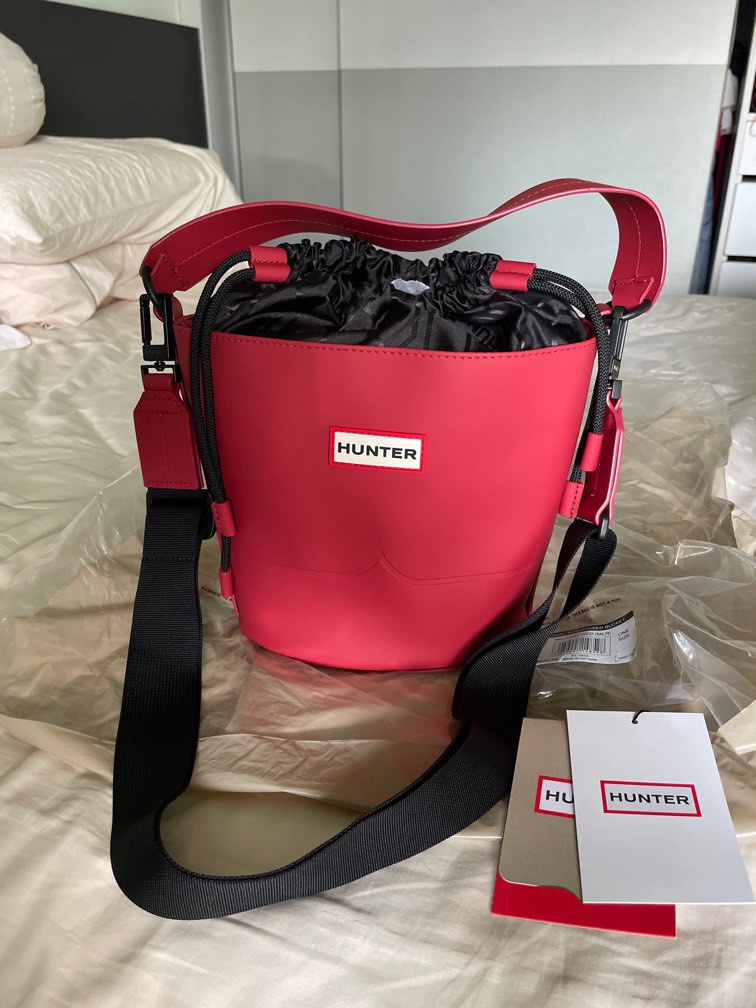 BNIB Hunter Rubber Bucket Bag (Military Red), Women's Fashion, Bags ...