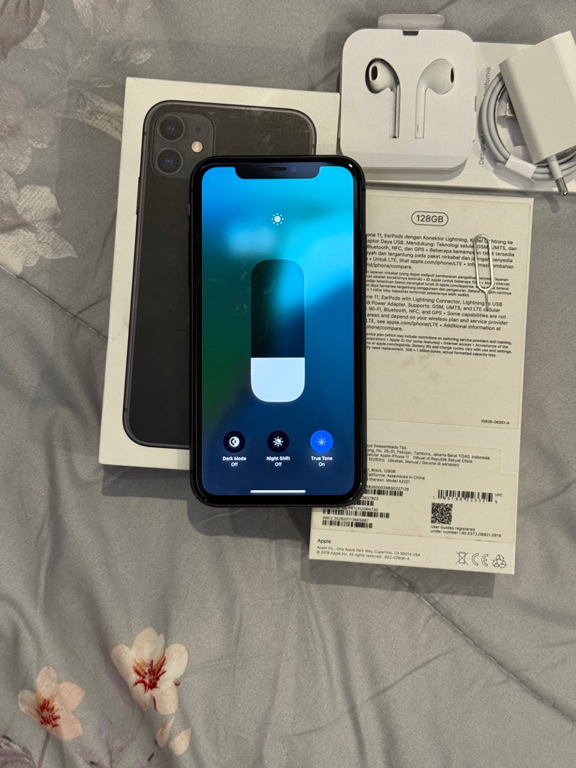 FS : Iphone 11 Black 128GB Ex Resmi Ibox Lengkap, Telepon Seluler ...