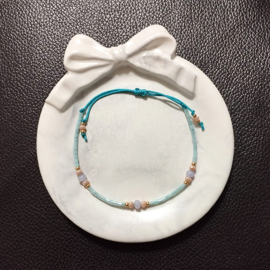 Harper Bead String Bracelet in Tosca, Fesyen Wanita, Perhiasan di Carousell