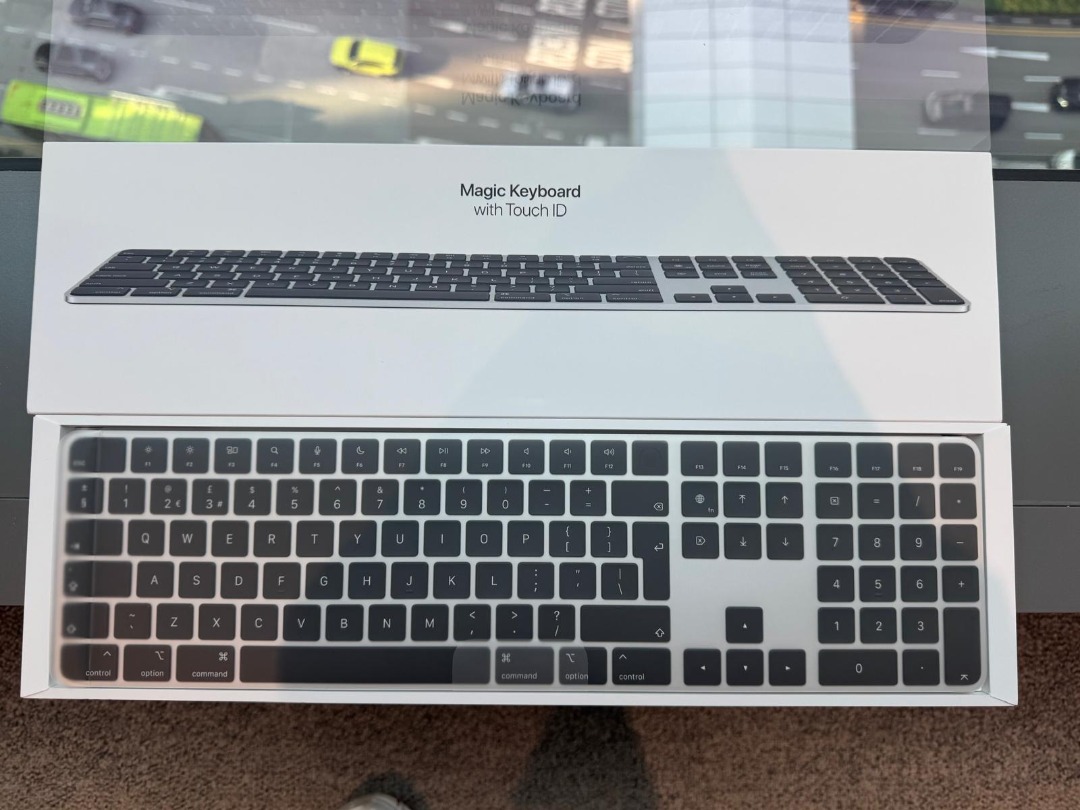 [PRICE DROP] Oops! We bought a British keyboard!: Magic Keyboard with Touch ID and Numeric ...