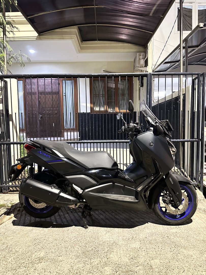 Yamaha xmax 2024 connected abs hitam, Motor di Carousell