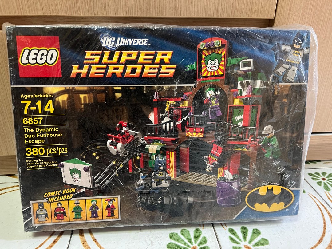 Lego 6857 包括 5 個迷你人偶:蝙蝠俠、羅賓、小丑、The Riddler 和 Harley Quinn 具有蝙蝠自行車和遊樂場 ...