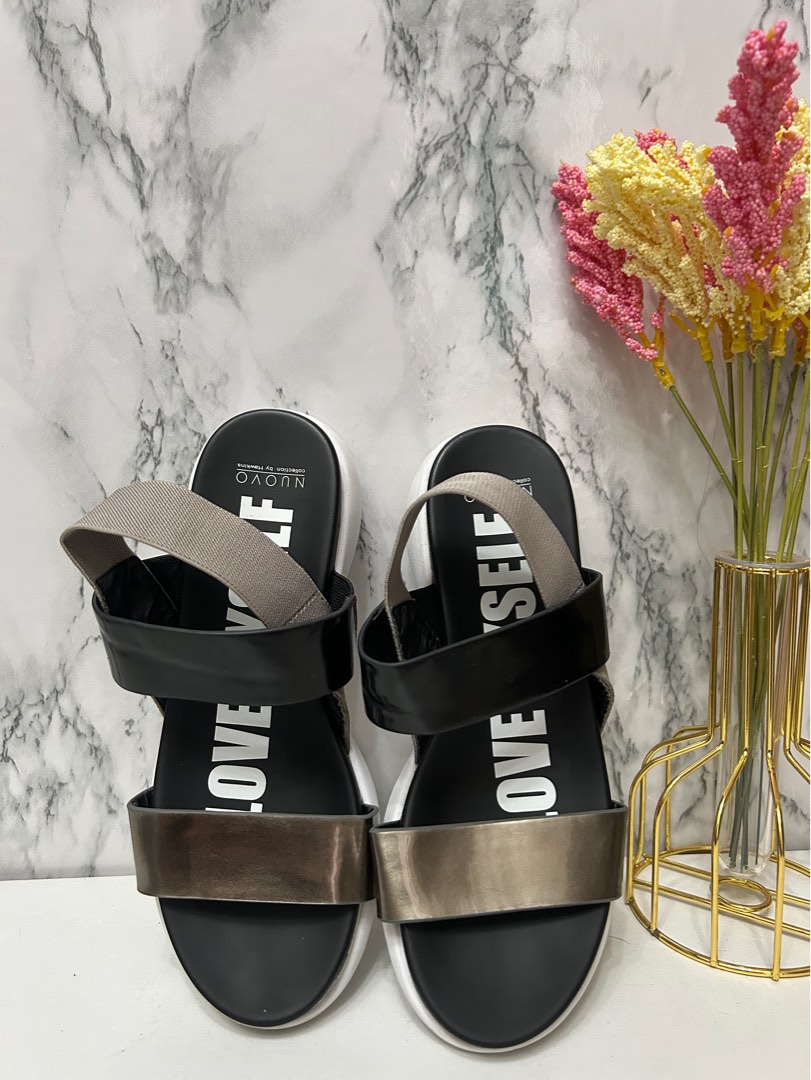 Nuovo by Hawkins, Women's Fashion, Footwear, Flats & Sandals on Carousell