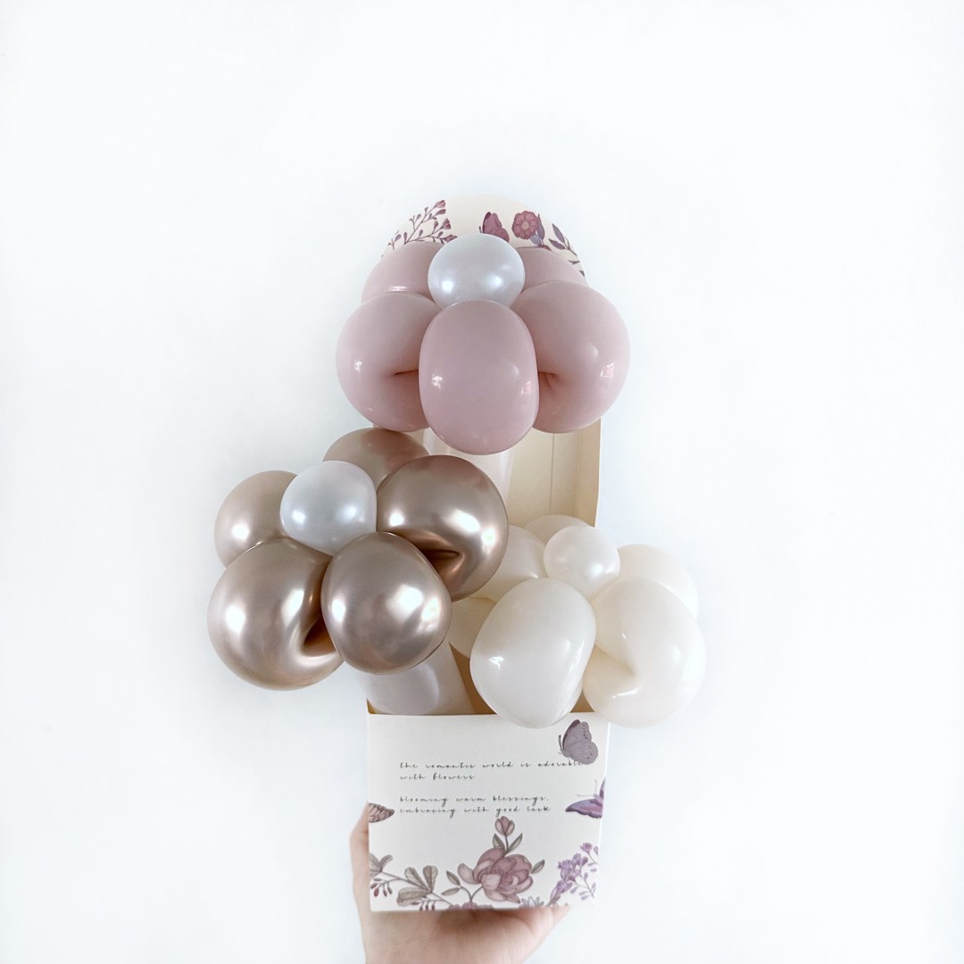 (Read description) Hand sculped daisy flower in box with handle balloon ...