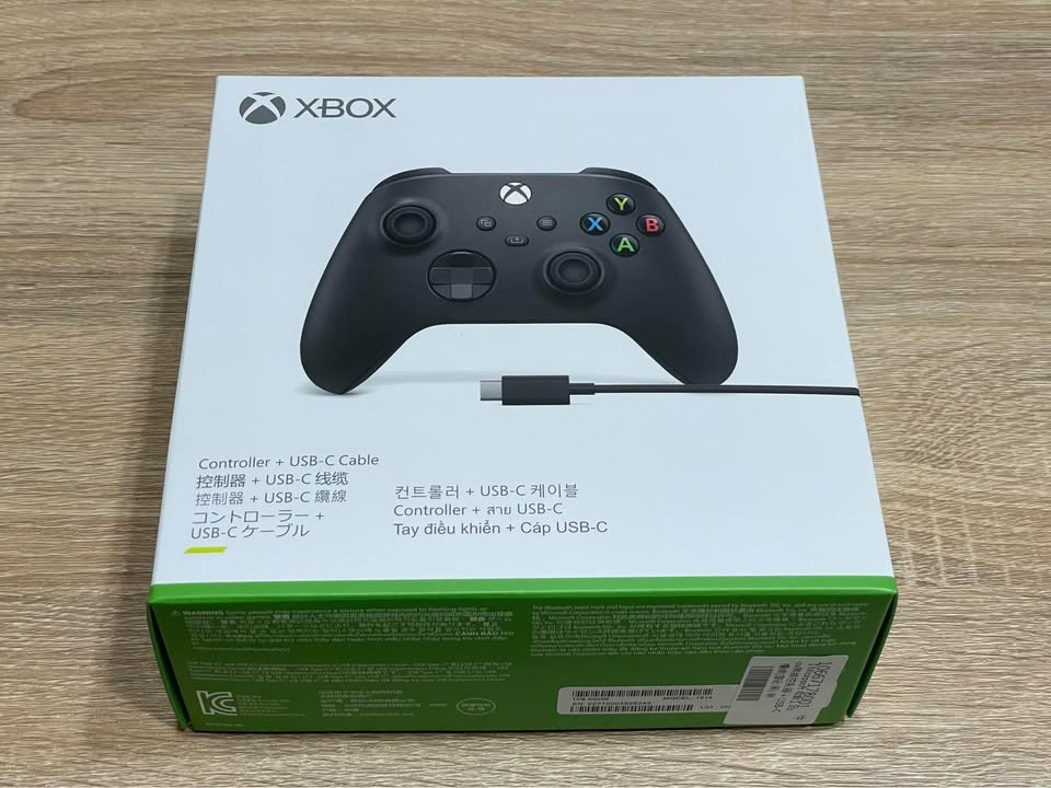 Xbox 無線控制器 + USB-C® 纜線, 電玩遊戲相關, 主機配件與周邊商品, 手把控制器在旋轉拍賣
