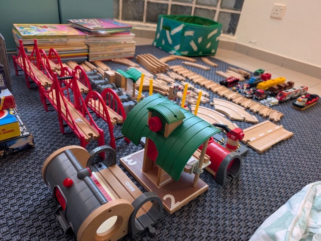 BRIO Deluxe Railway Set (33052) + Mighty Red Action Locomotive (33592 ...