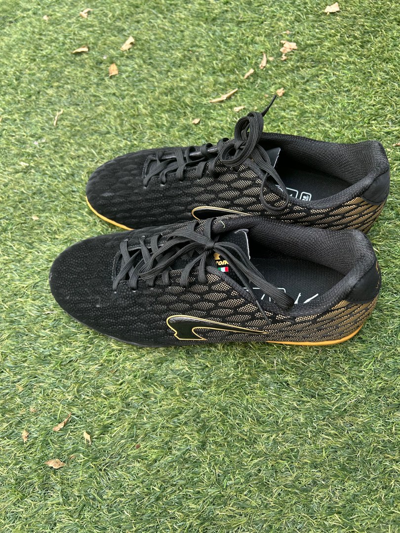 Kronos Italia Futsal shoes, Men's Fashion, Footwear, Boots on Carousell
