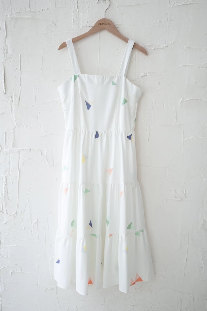 Neonmello Emily Abstract Tier Midi Dress in White, Women's Fashion ...