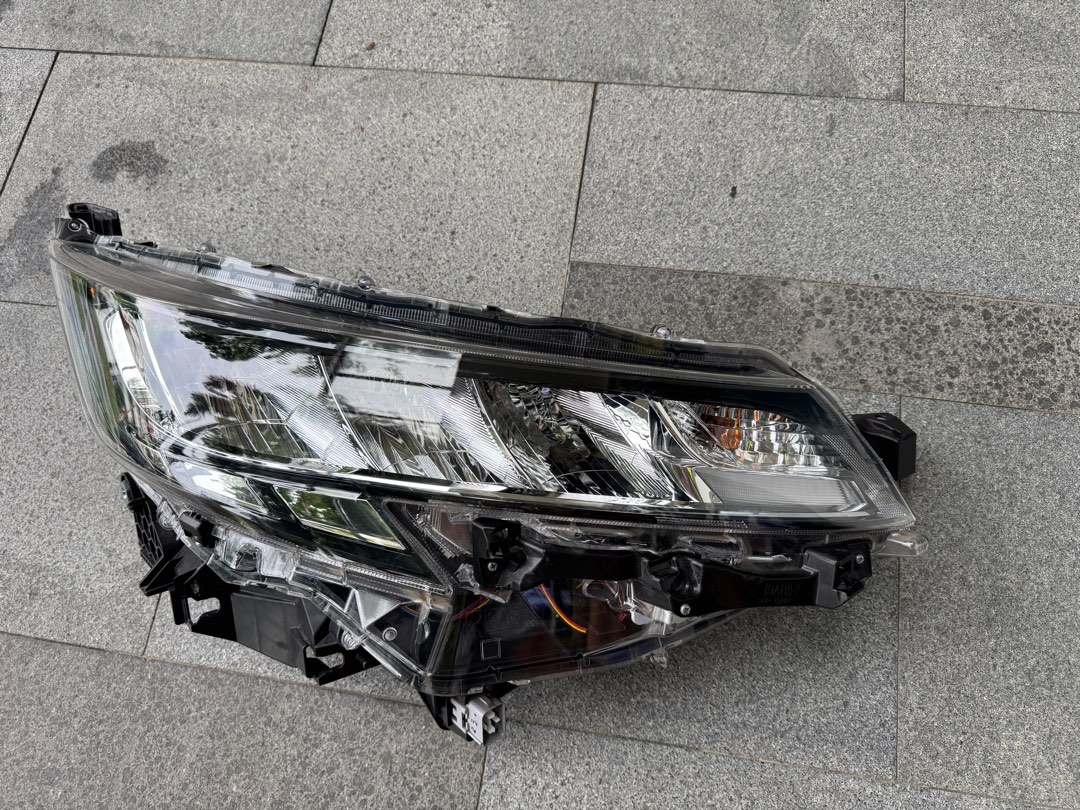 Toyota noah 90 series voxy right led headlight, Car Accessories, Electronics & Lights on Carousell