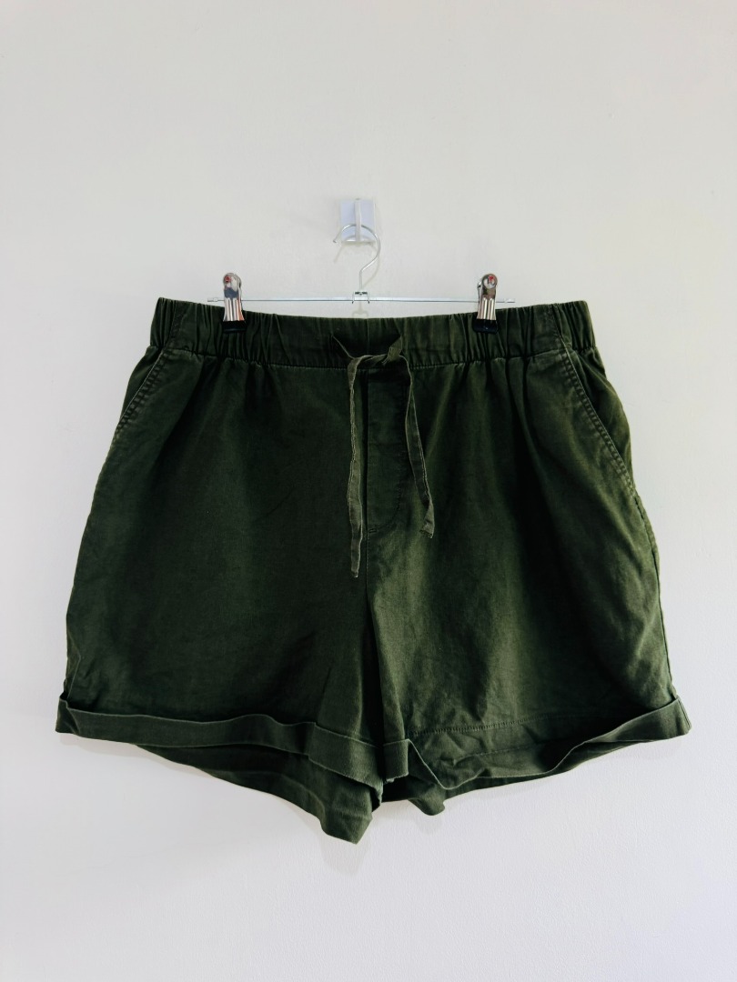 Uniqlo Garterized Green Short, Women's Fashion, Bottoms, Shorts on ...
