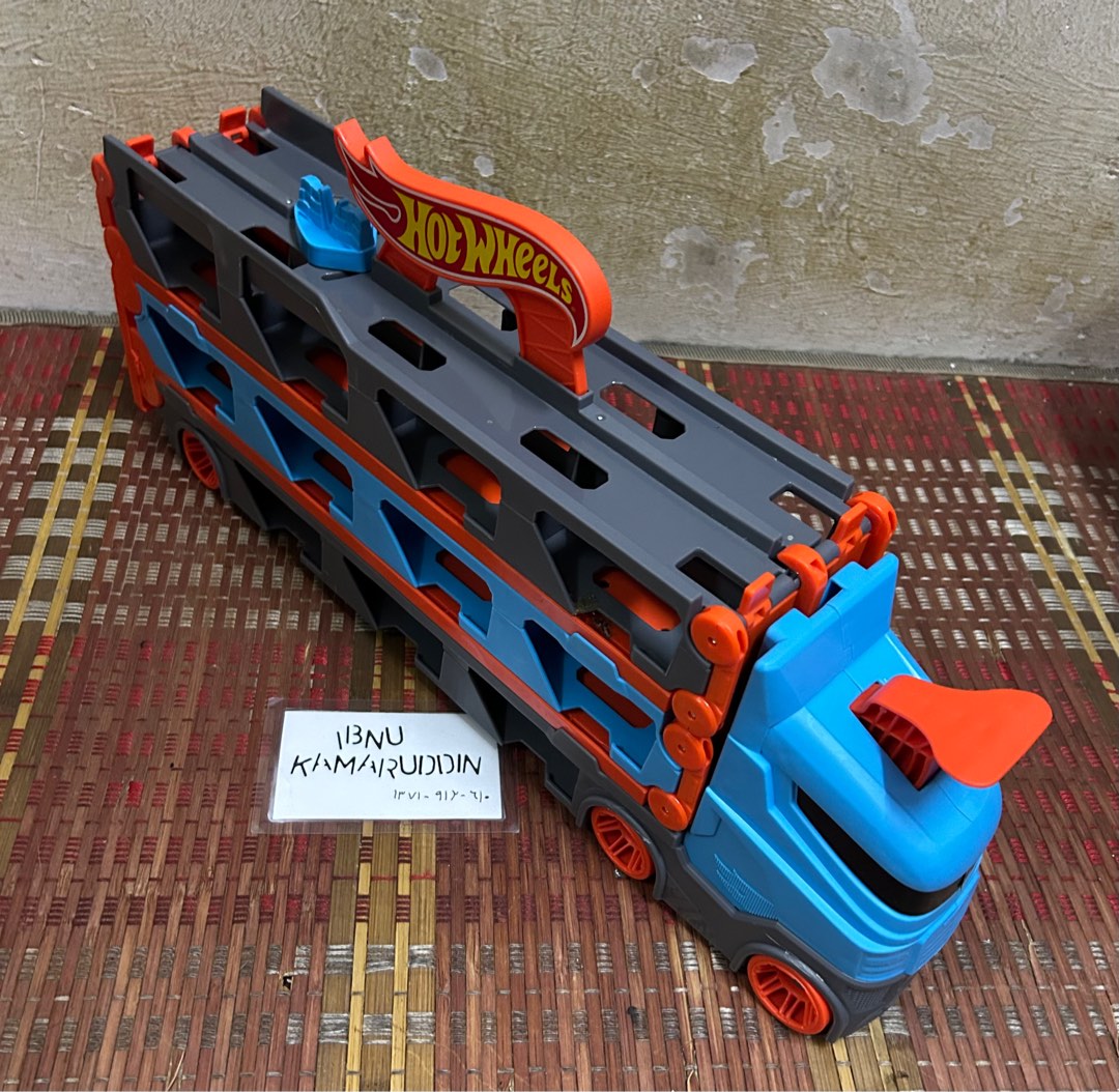 Hot Wheels Speedway Hauler Track, Hobbies & Toys, Toys & Games on Carousell