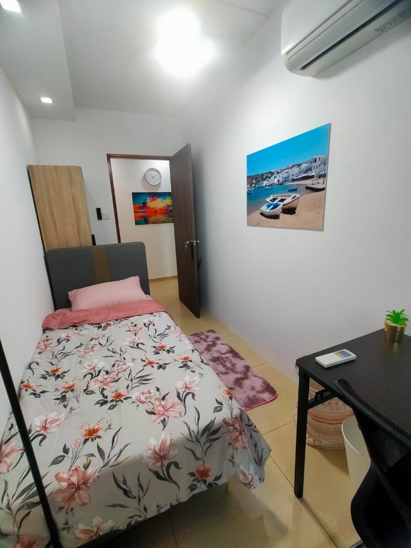 PASIR RIS DRIVE 4 COMMON BEDROOM W/SMALL BALCONY. SHARED BATHROOM ...