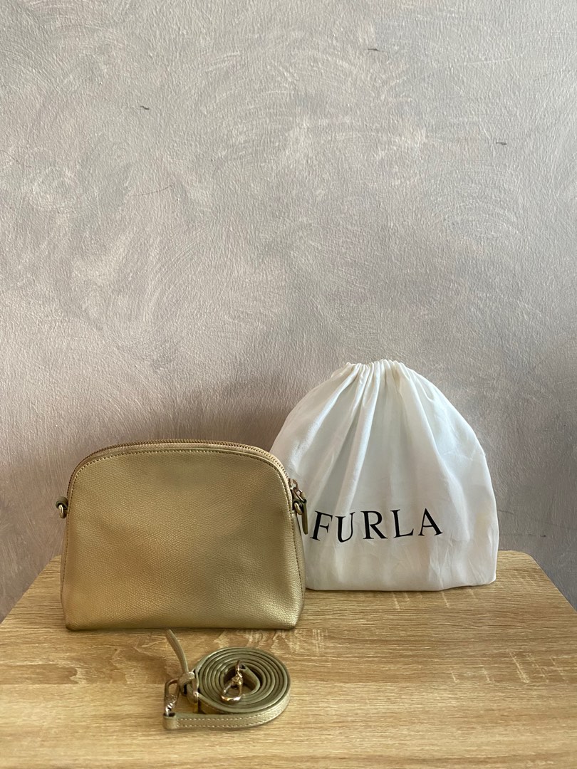 Tas Selendang Gold FURLA, Barang Mewah, Tas & Dompet di Carousell