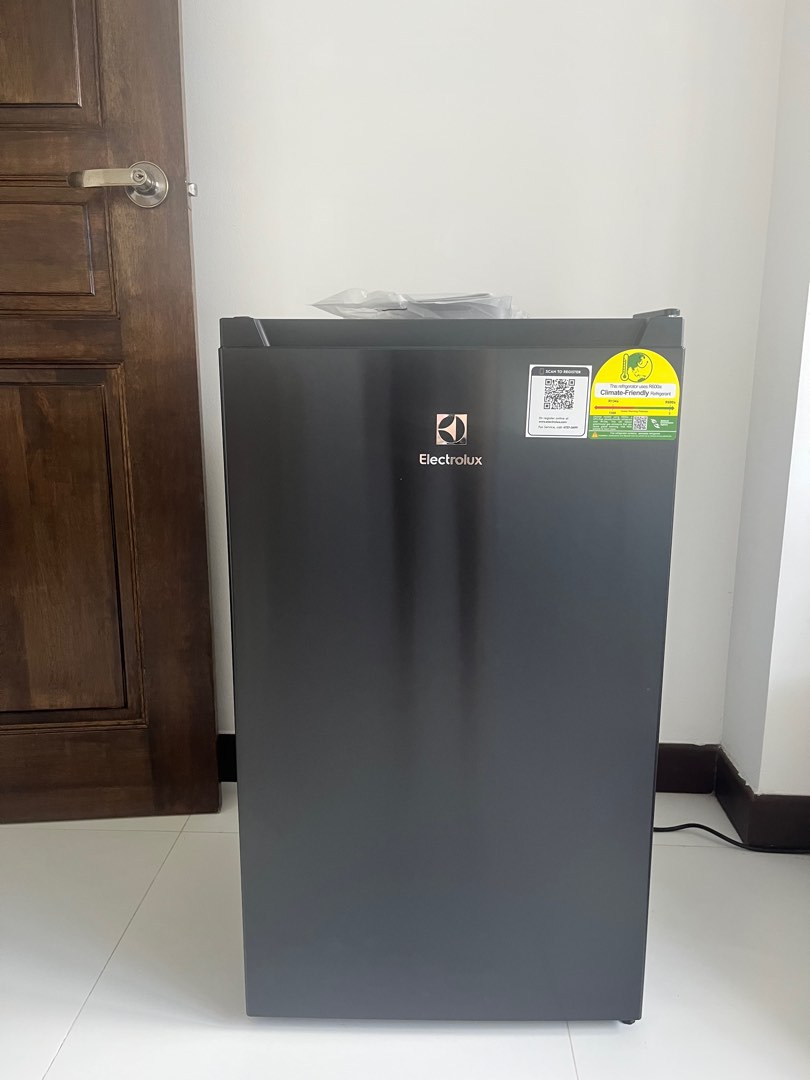 ELECTROLUX 90L MINI BAR FRIDGE (Glossy Black), TV & Home Appliances ...