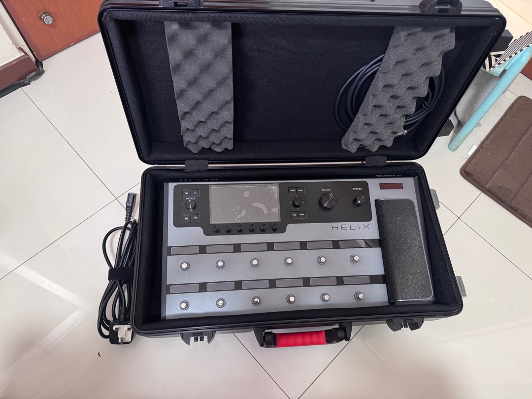 Line 6 Helix Floor with Gator Case, Hobbies & Toys, Music & Media ...