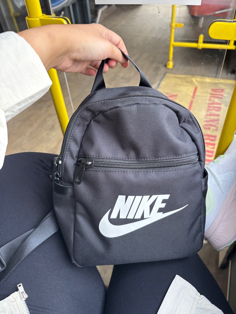 Nike Mini BackPack, Olah Raga, Baju Olahraga di Carousell