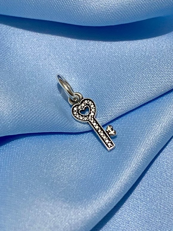 Rare Pandora Symbol of Trust with Zirconia Dangle Charm, Fesyen Wanita ...