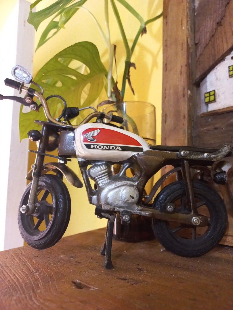 Miniatur motor Honda CB besi kokoh, Antik, Lainnya di Carousell
