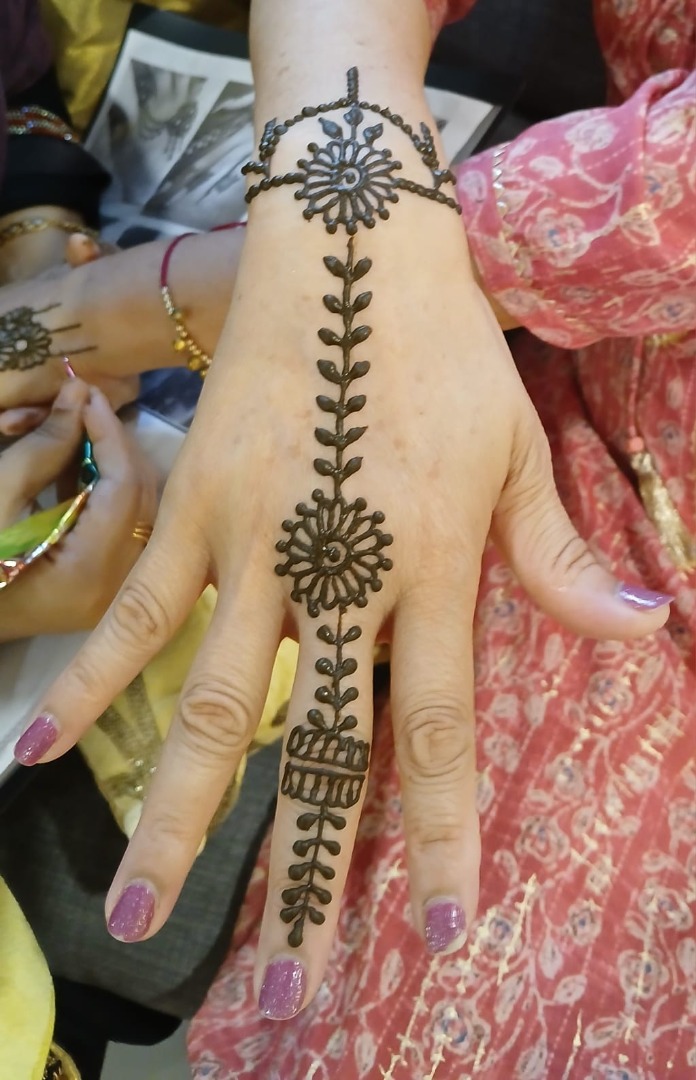 Professional Henna Service at affordable price, Beauty & Personal Care ...