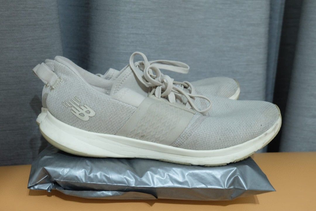 Sepatu cewe NEW BALANCE second layak pakai warna abu terang, Fesyen ...