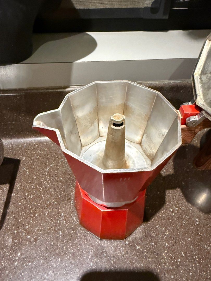 6-cup large moka pot / coffee maker, 家庭電器, 廚房電器, 咖啡機及咖啡壺 - Carousell