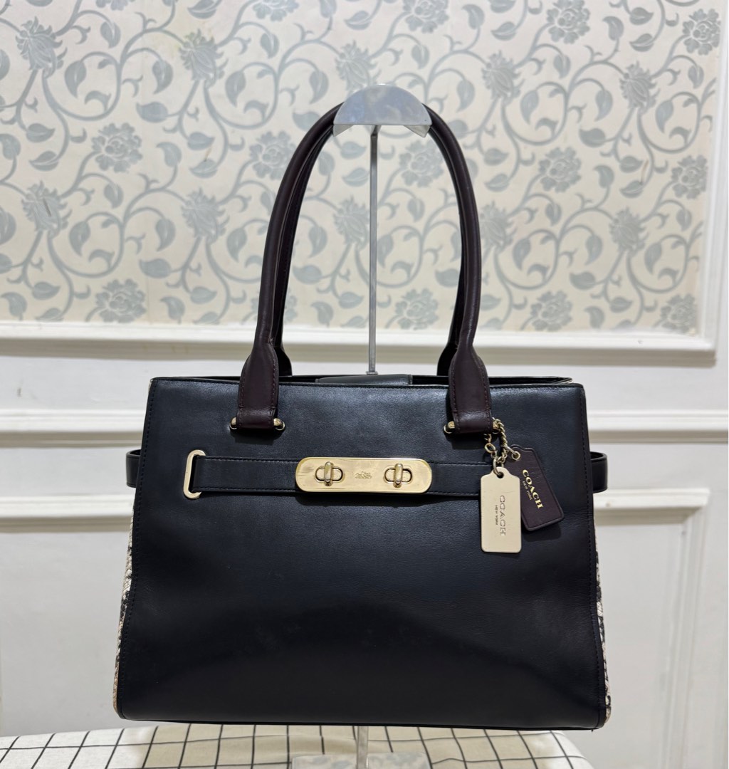 Coach Swagger Carryall, Fesyen Wanita, Tas & Dompet di Carousell