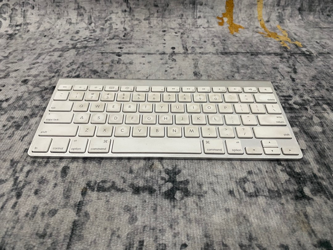 Apple Magic KeyBoard Gen 1, Elektronik, Bagian Komputer & Aksesoris di ...