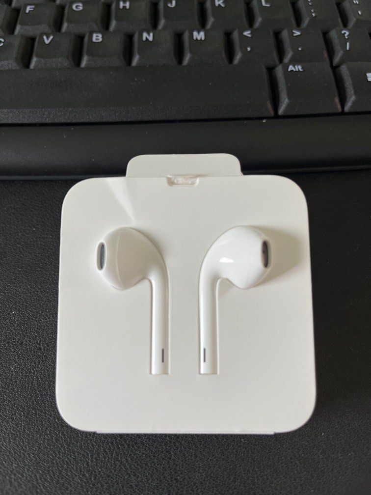 EarPods (Lighting Connector), Audio, Earphones on Carousell