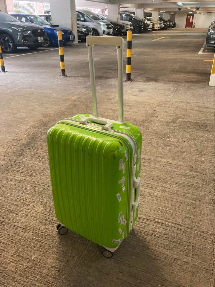 Second hand green 24 inches luggage for 20kg, 興趣及遊戲, 旅行, 旅遊 - 旅行必需品及用品 ...