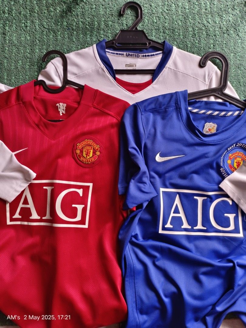 Manchester United Nike AIG, Men's Fashion, Activewear on Carousell