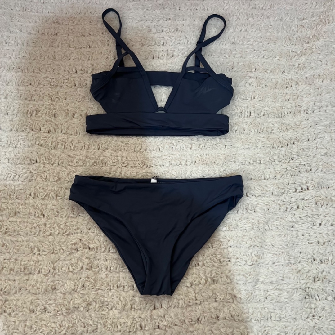 TAVIC Bikini, Women's Fashion, Activewear on Carousell