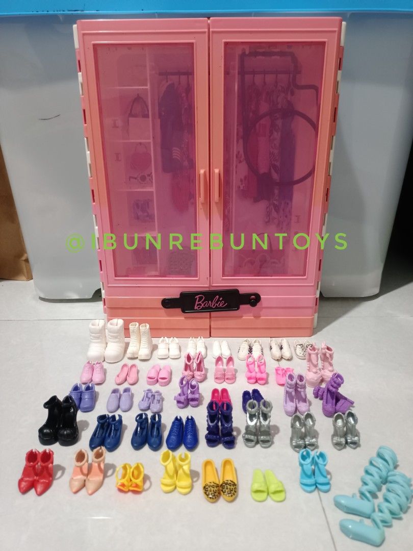 Take All 40 pasang sepatu Barbie dan Lemari Barbie Original Mattel ...